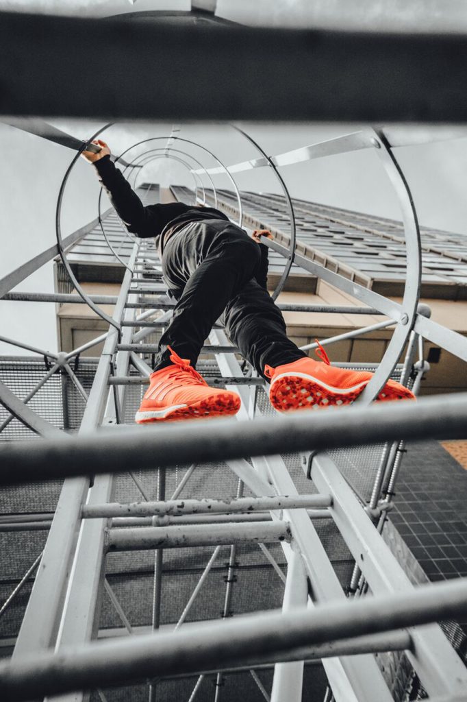 ส่องรองเท้าสตั๊ดคอลเลคชั่น Pyro Storm กับเฉดสีร้อนแรงที่ทำให้สนามลุกเป็นไฟ