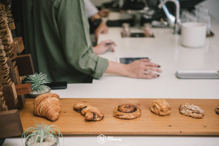 Double Slash // Coffee Space คาเฟ่สีขาวโปร่งกับความเชื่อว่า ‘ฟังก์ชั่น ...