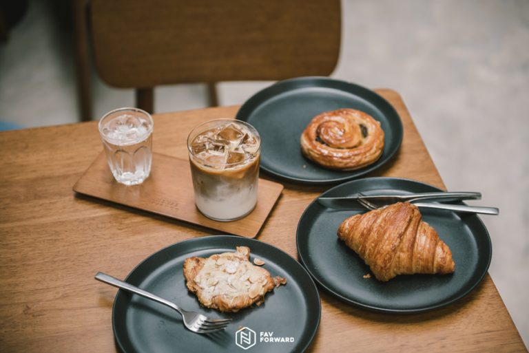 Double Slash // Coffee Space คาเฟ่สีขาวโปร่งกับความเชื่อว่า ‘ฟังก์ชั่น ...